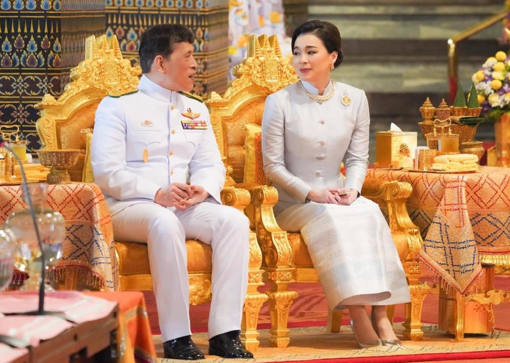 Sutida took a photo with King Maha in the same frame, and the emperor ...