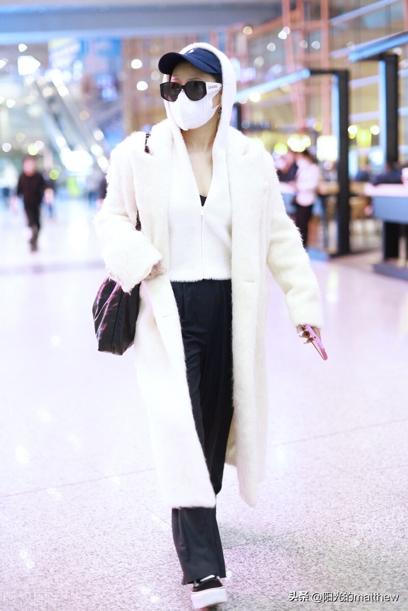 Yuan Yawei appeared at Beijing Airport, fully armed and very low-key ...