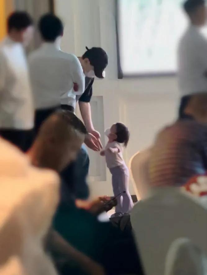 Deng Lun secretly married and had a daughter, attended a friend's ...