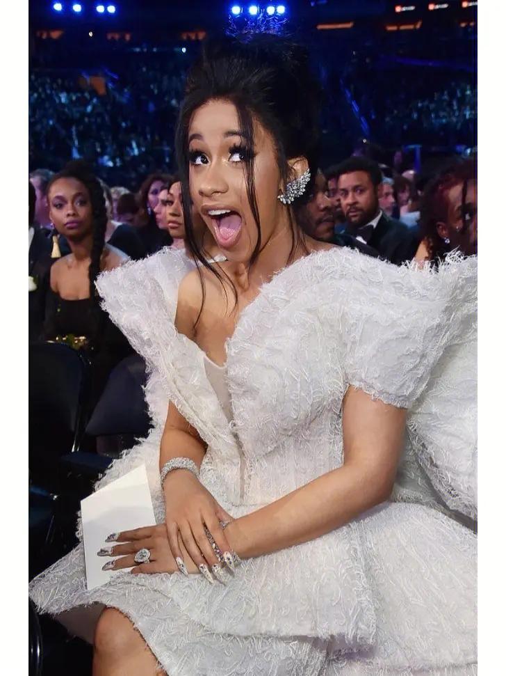 After being splashed with water, the well-known female singer hit back ...