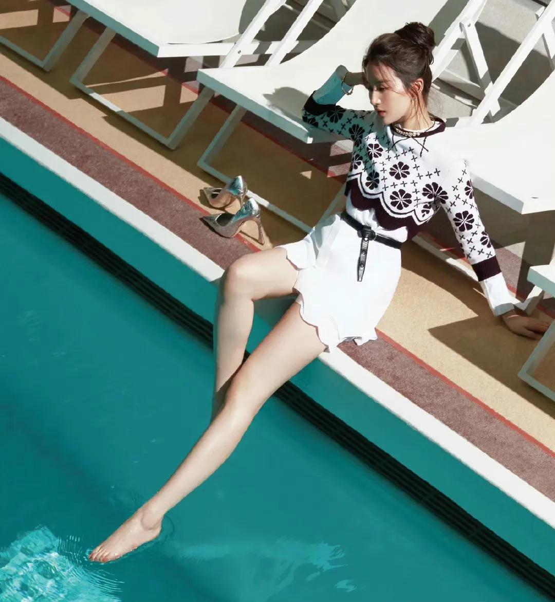 Liu Yifei looks so beautiful playing in the pool with her bare feet ...