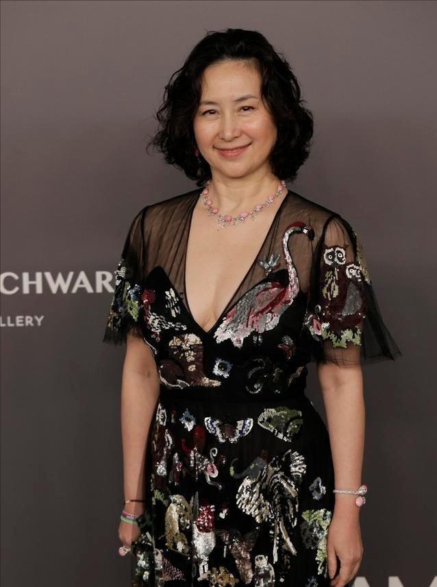 He Chaoqiong and He Chaoyi are really sisters. They stand side by side, and they feel quite ...