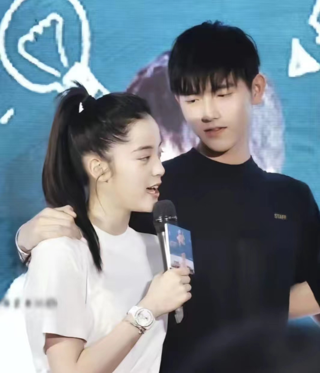 In the 30 seconds of watching the hot search, Arthur was happy for himself or sad for Ouyang ...