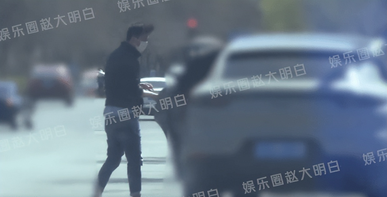 Ye Zuxin was photographed traveling with a girl and they were holding ...