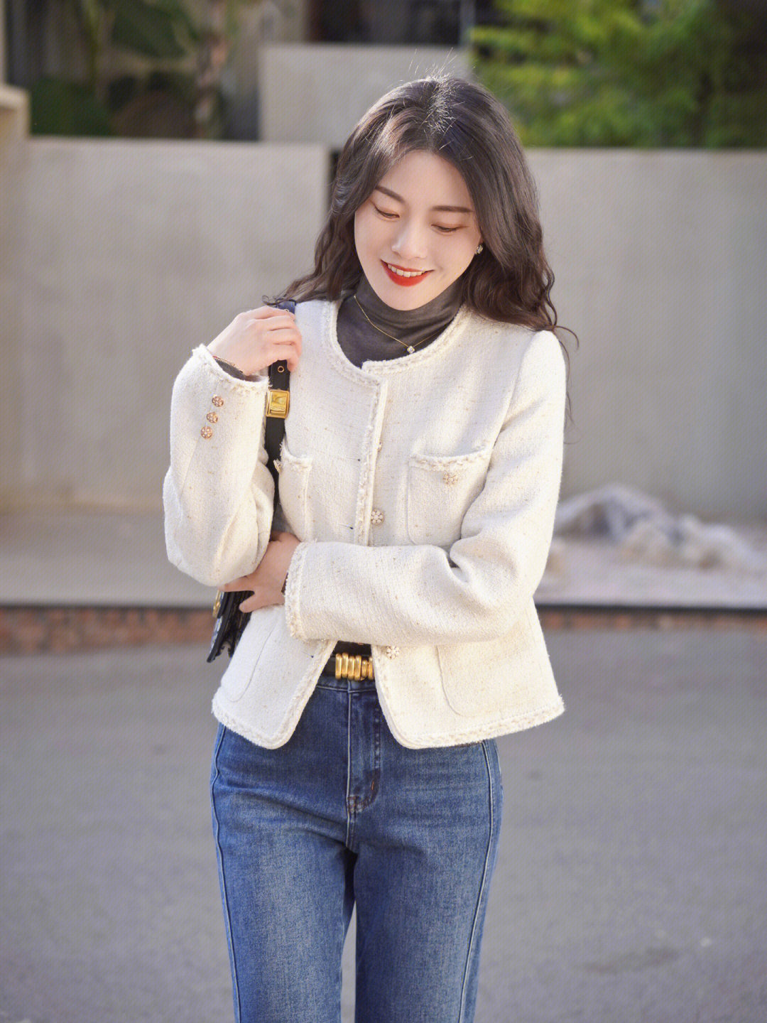 Whether a woman is really fashionable or not, you can tell the ...