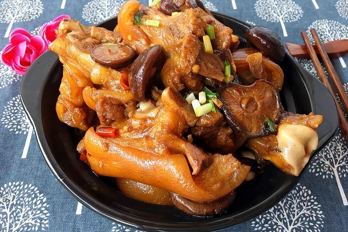 Two different methods of pig's trotters, soft, glutinous, delicious and ...