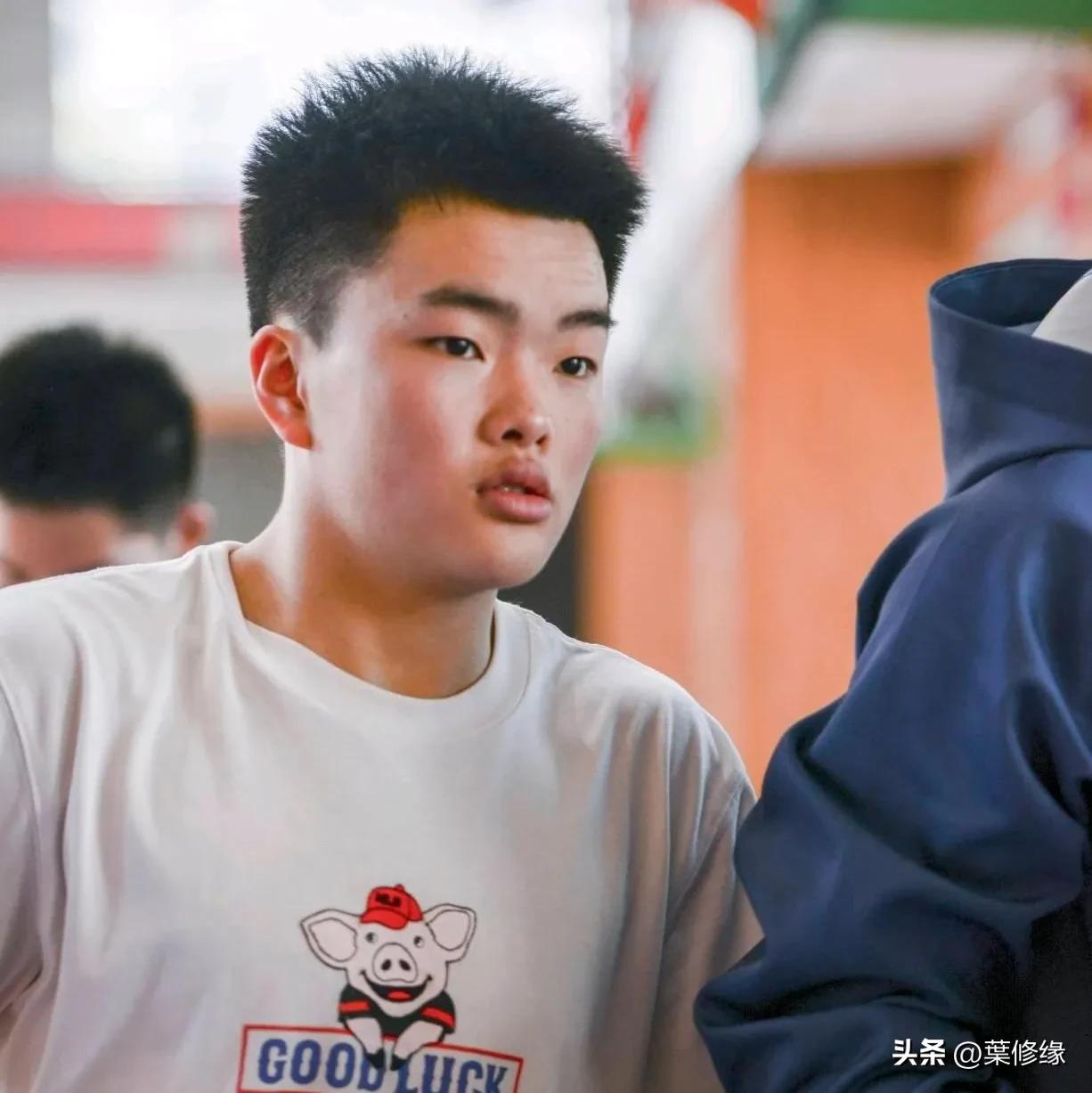 Liu Zhenyu crossed the line smoothly, and the small guard with a height of only 1.75 meters ...