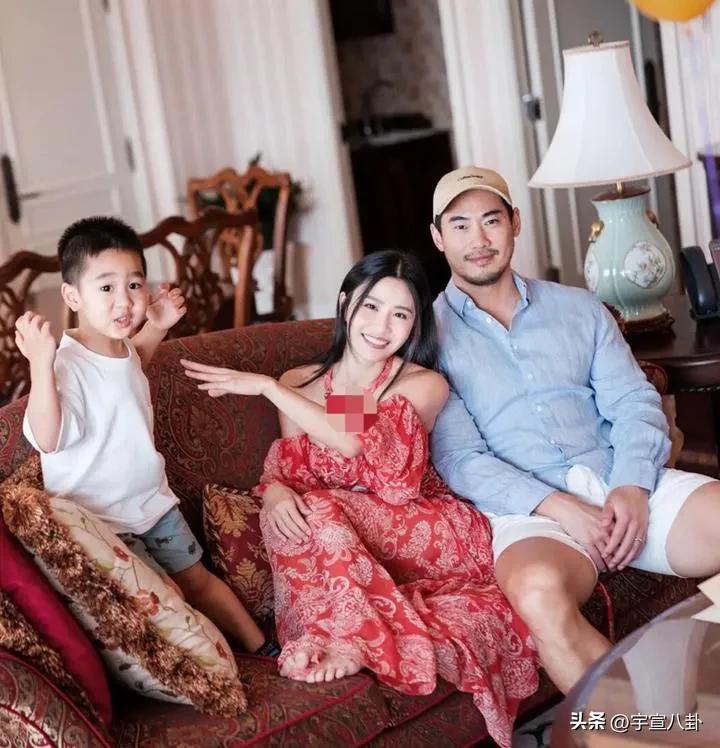 Artist Lin Qianyu was laid on by her son, the two kissed and caused ...