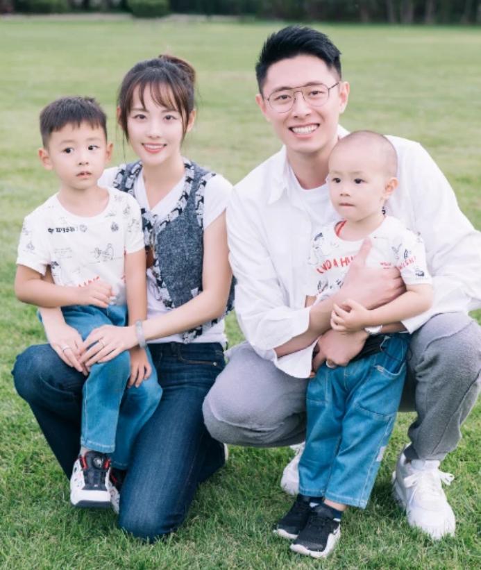 Zhang Jiani and her two sons made their first cover shoot. The brothers ...