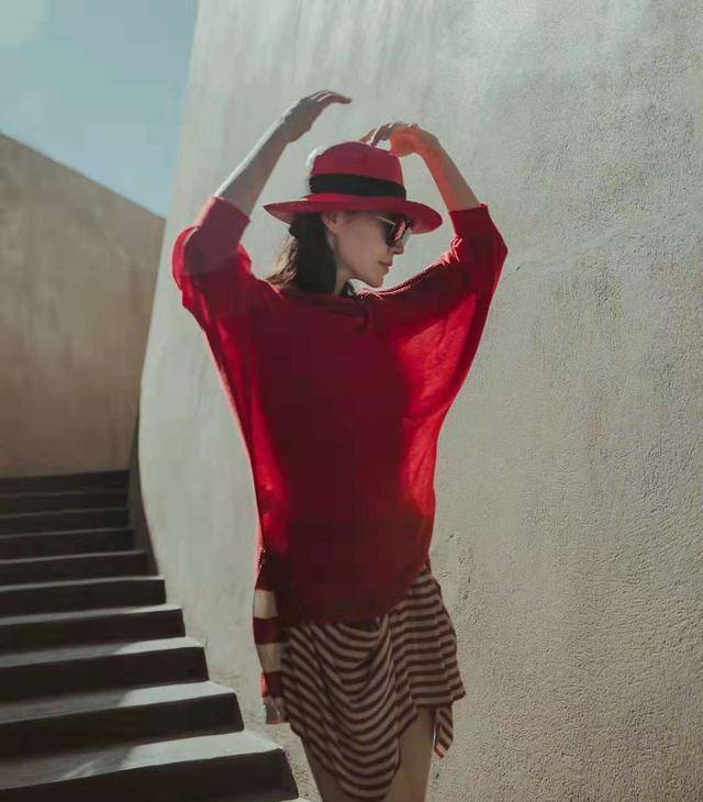 Xu Qing is 50 years old and still has a girlish heart. She wears a ...