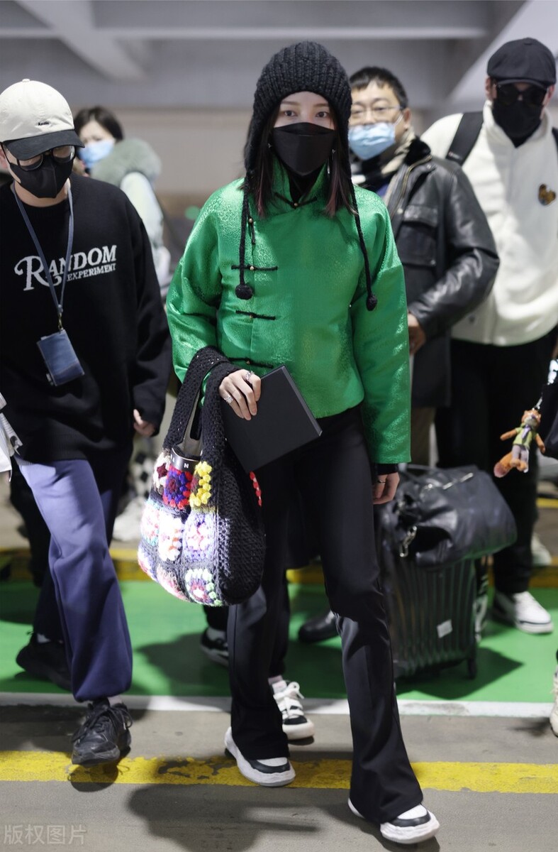 Meng Jia is really a "fashion darling", with a retro style button-up ...