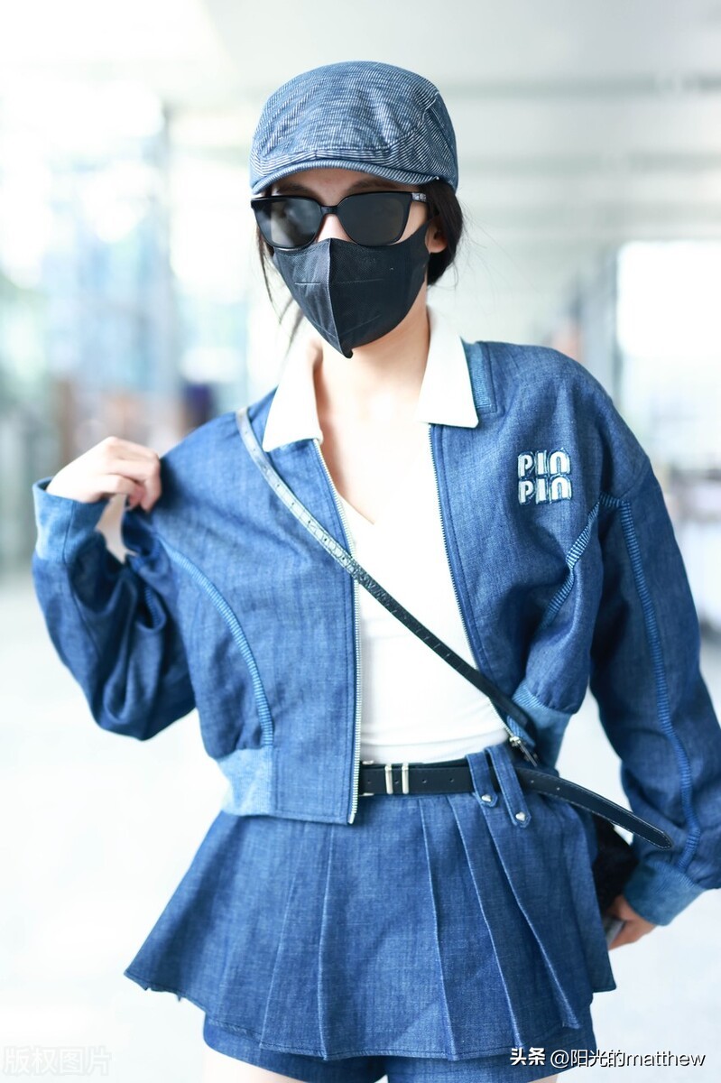 Sun Rui appeared at the Shanghai Airport, wearing a denim jacket with a ...