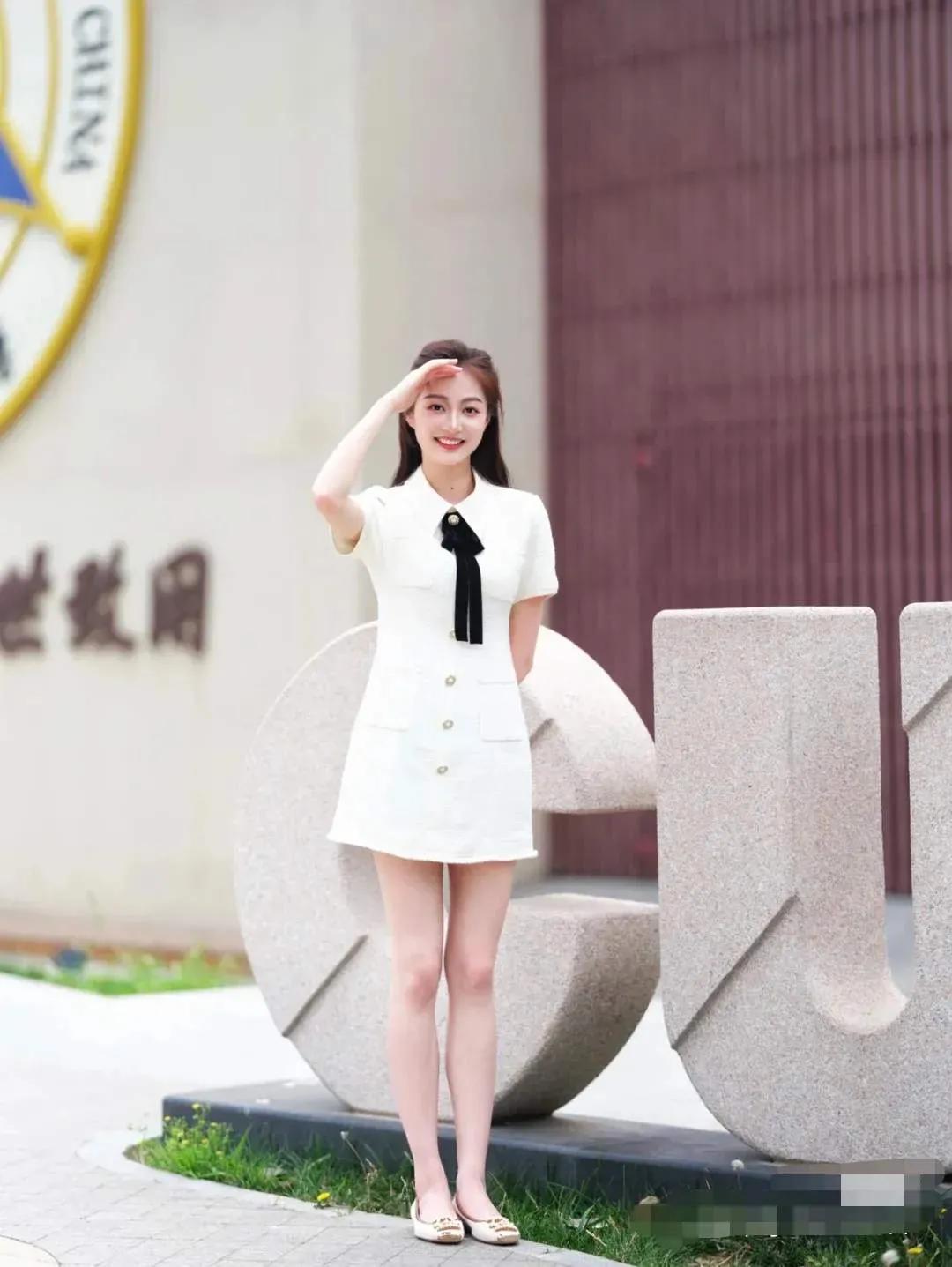 The latest photos of Feng Lin, the school flower of Communication ...