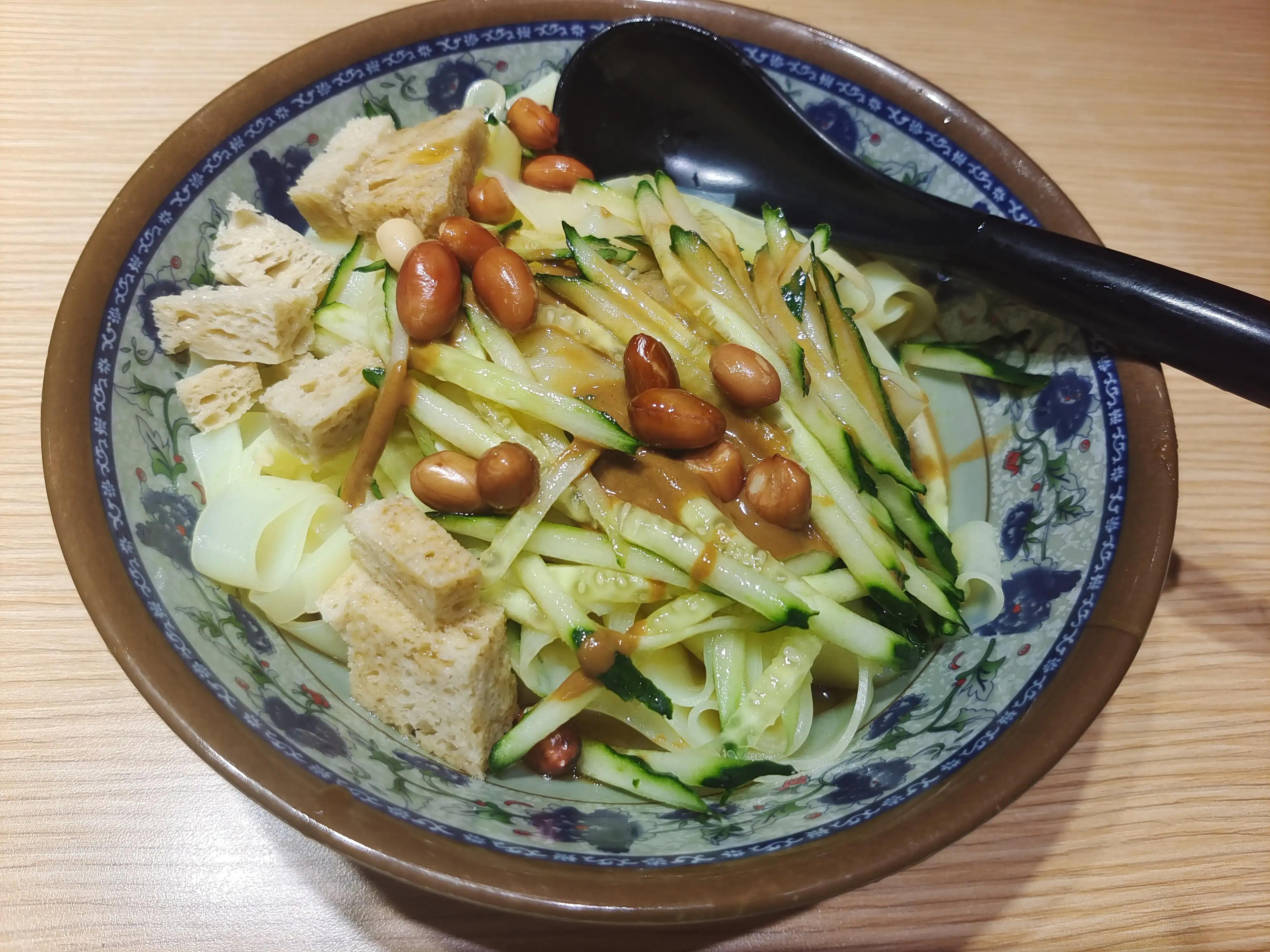Taiwanese manufacturing factory working meal - iNEWS