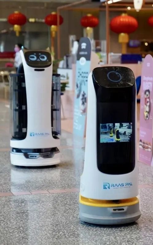 Purdue Robot enters Central World, the largest shopping mall in Bangkok ...