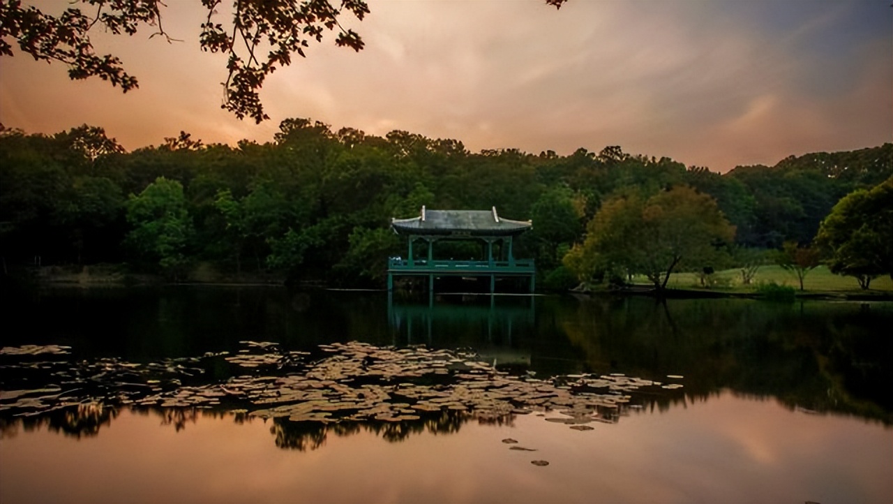 Liu Changqing's poem "Passing Jia Yi's House in Changsha" recalls the ...