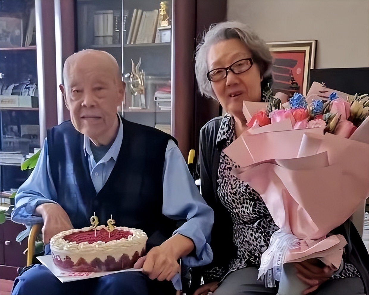 Bad news!The old artist Mr. Zheng Rong passed away at the age of 98. He ...