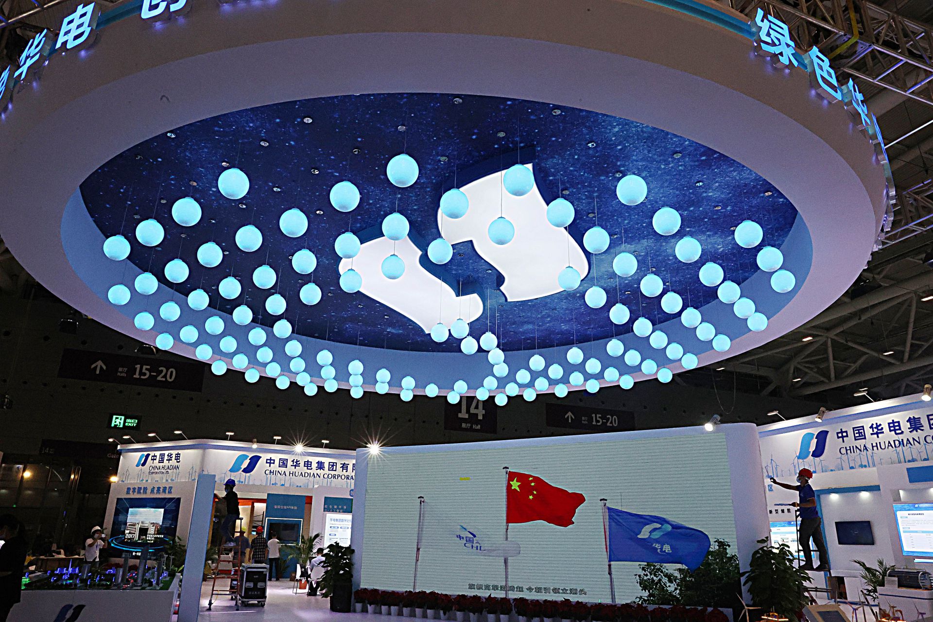 The reporter explores the high-tech fair's major exhibition halls to ...