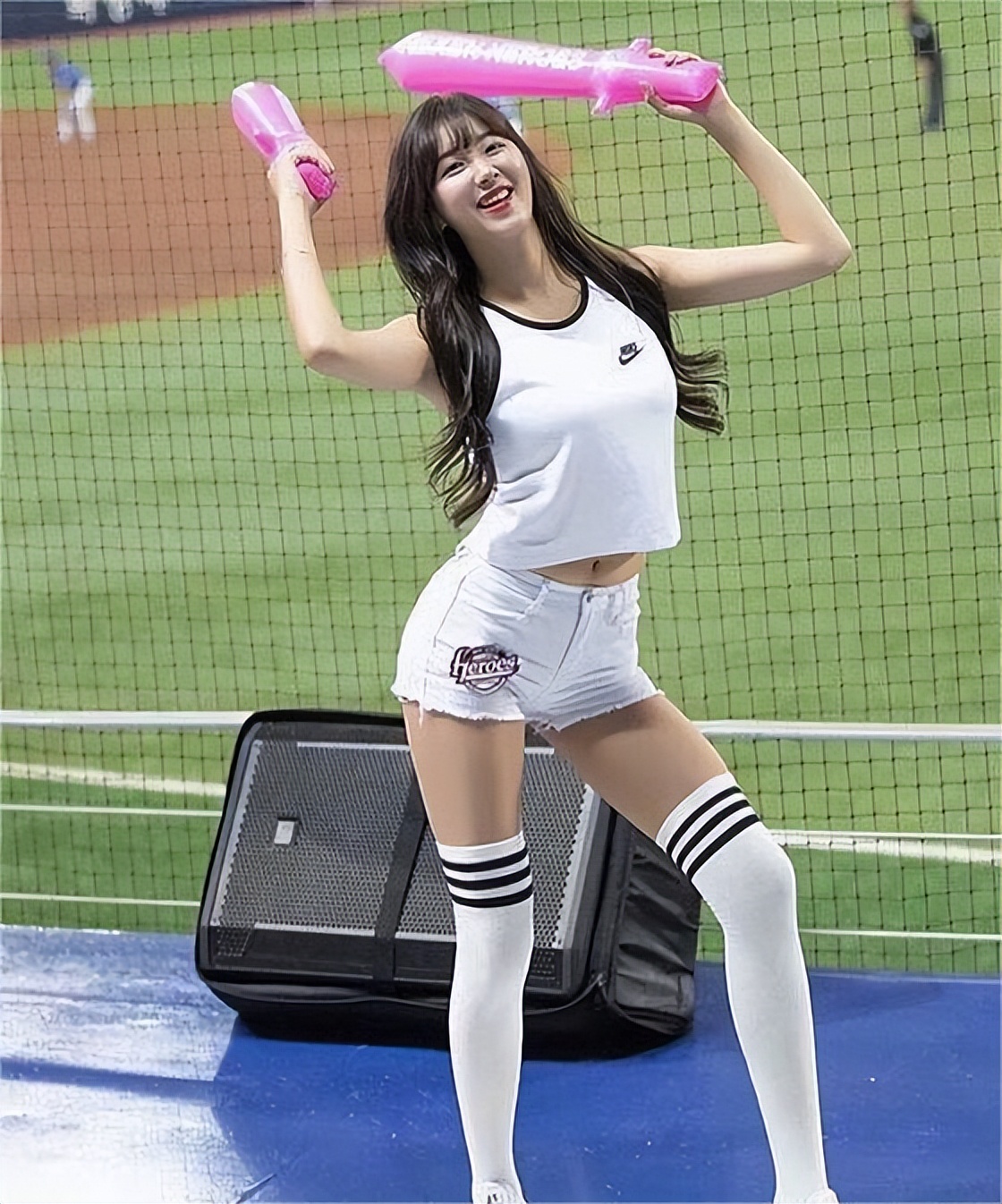 Korean cheerleader Lee Ha Eun's beautiful photos, her sweet smile ...