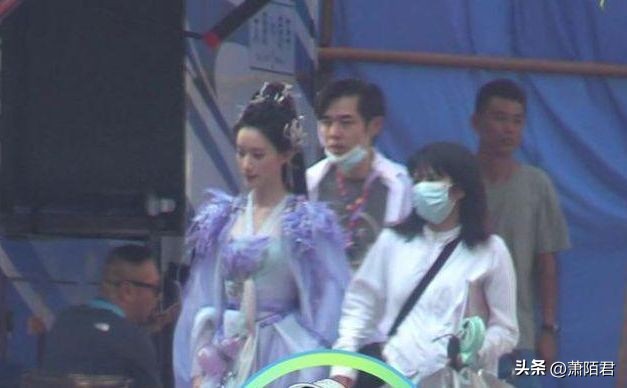 Yang Mi and Guo Xiaoting have a dinner in Hengdian, and they are ...