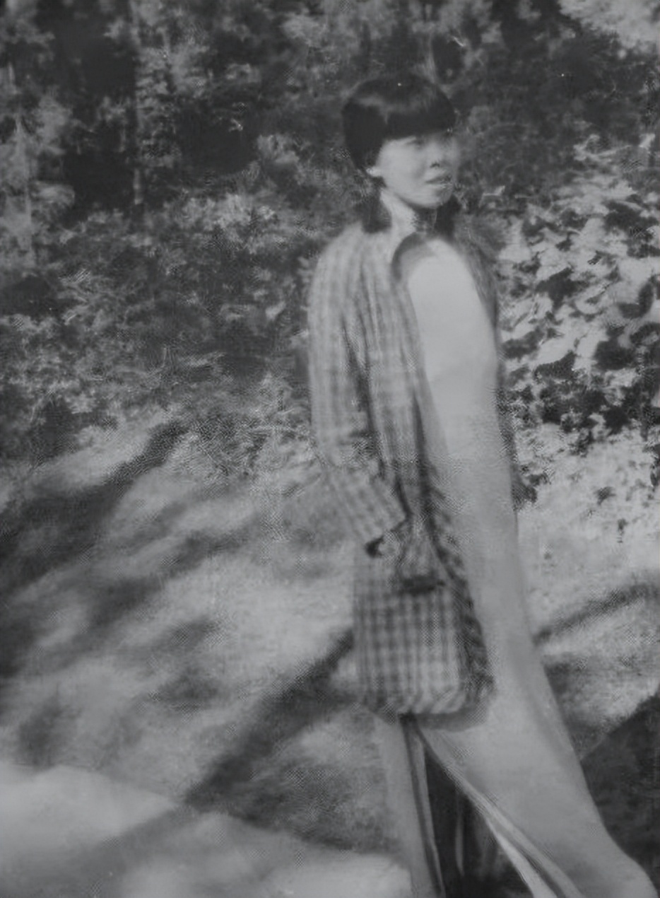 How does Xu Guangping feel about Xiao Hong?The two paragraphs of ...