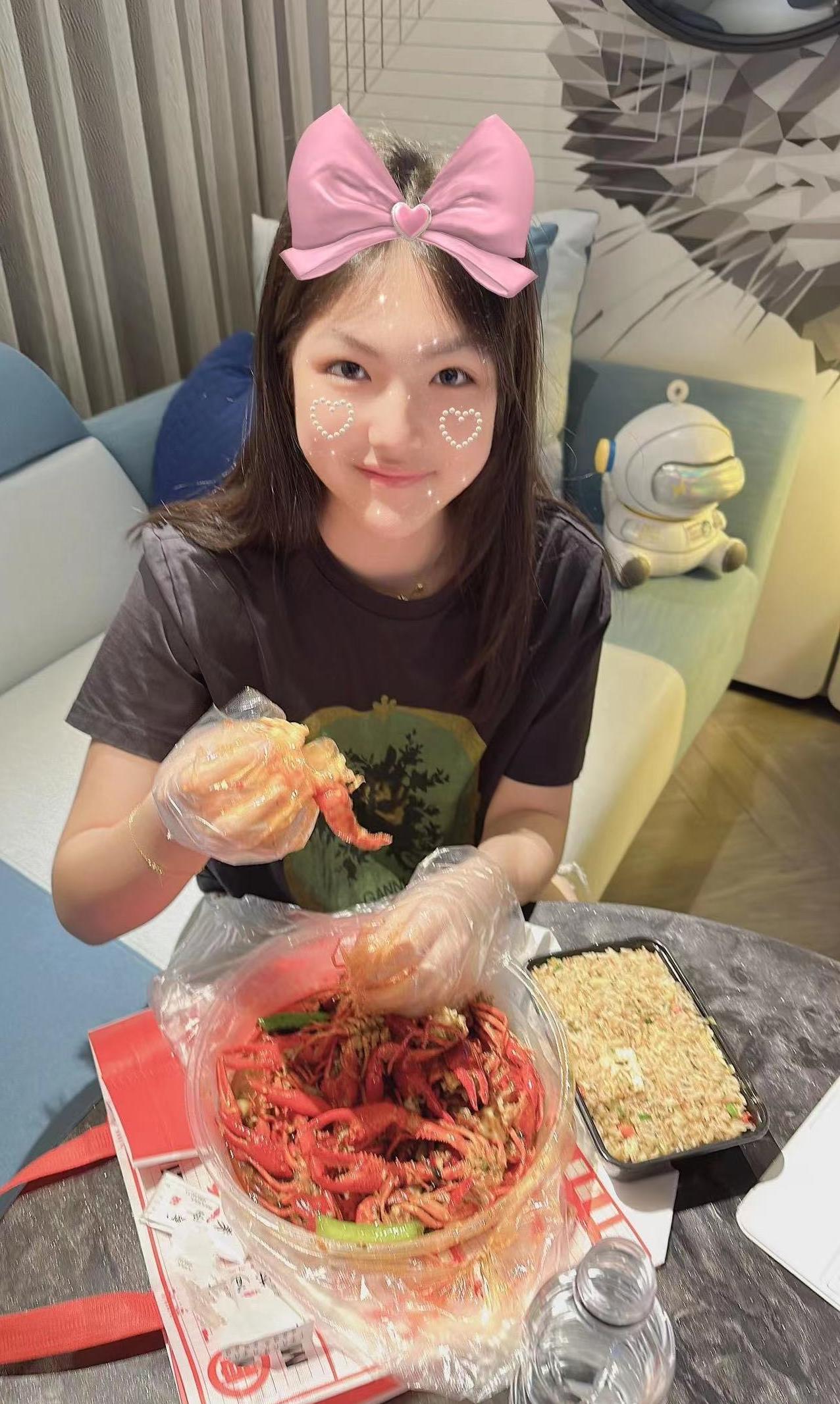 Li Xiang's 13-year-old daughter returns to China for vacation! The body ...