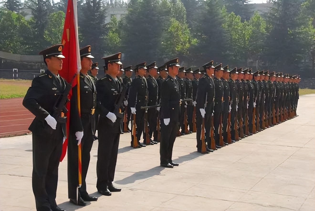 The deputy commander of the army and the chief of staff of the division ...