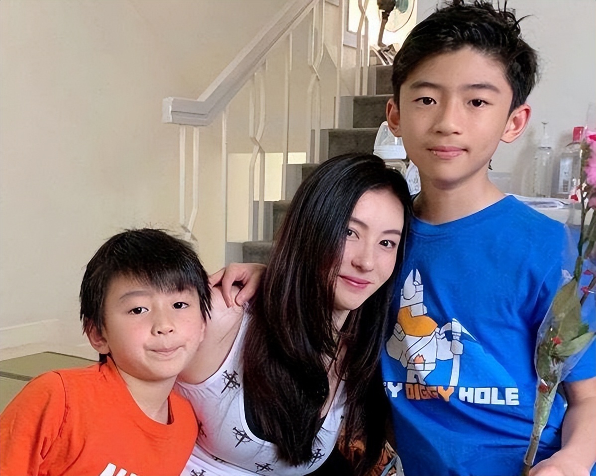 Nicholas Tse and his eldest son Xie Zhenxuan returned to Hong Kong with ...