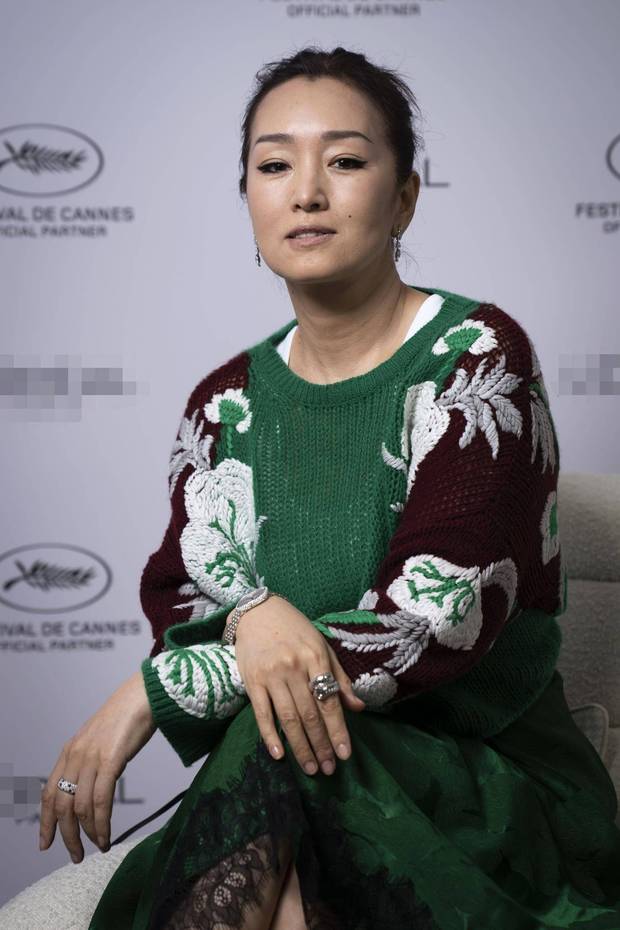 57-year-old Gong Li is elegant and dignified in a knitted skirt for ...