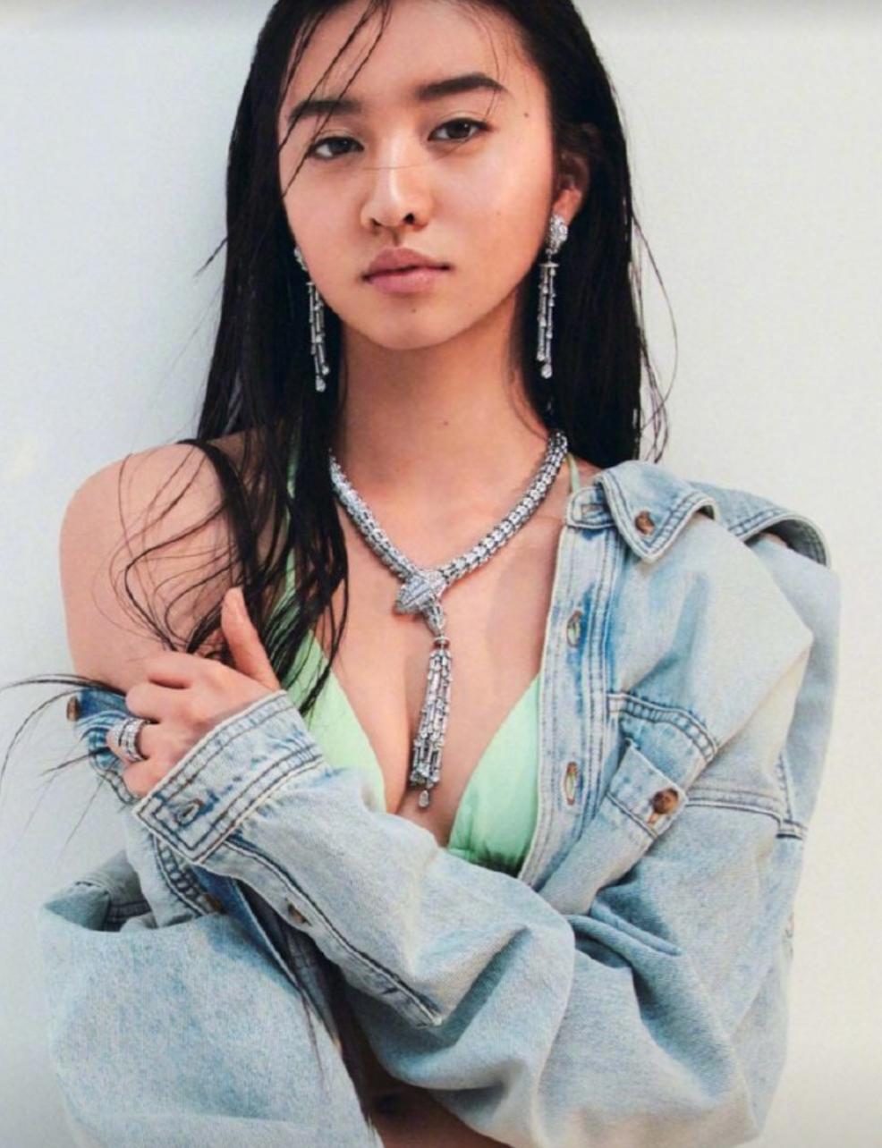 Star second generation Kimura Mitsuki posted a sexy swimsuit photo!The protruding front and back ...