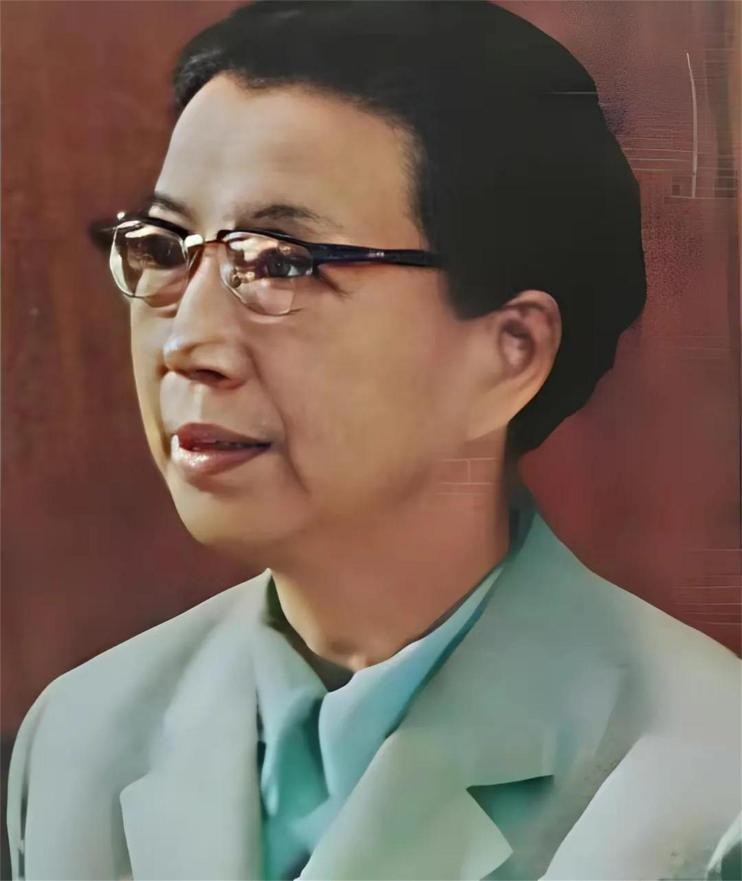 After Jiang Qing was imprisoned, there was one person besides Li Na who often visited him. After ...