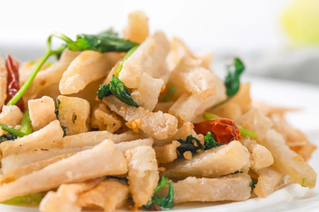 Dried lotus root strips, crispy and sweet, full of crisp taste, people ...