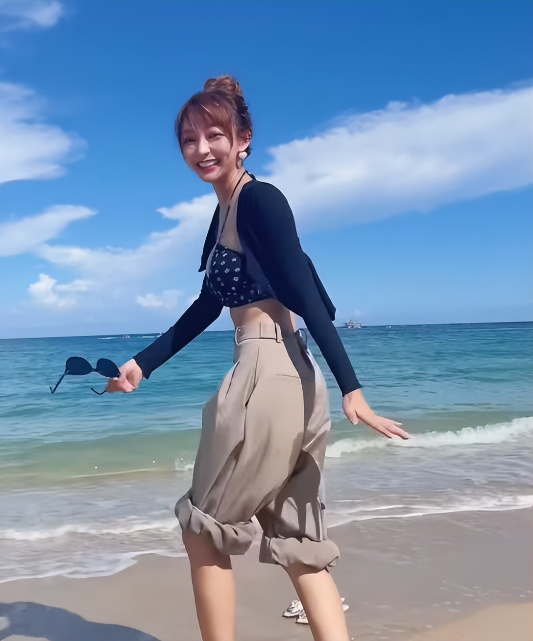 Lin Xiang wore a bikini to the beach to play, and the picture was ...