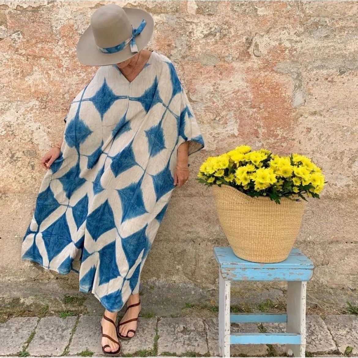 Elegance to the core: This 60+ foreign dress grandma, let me understand ...