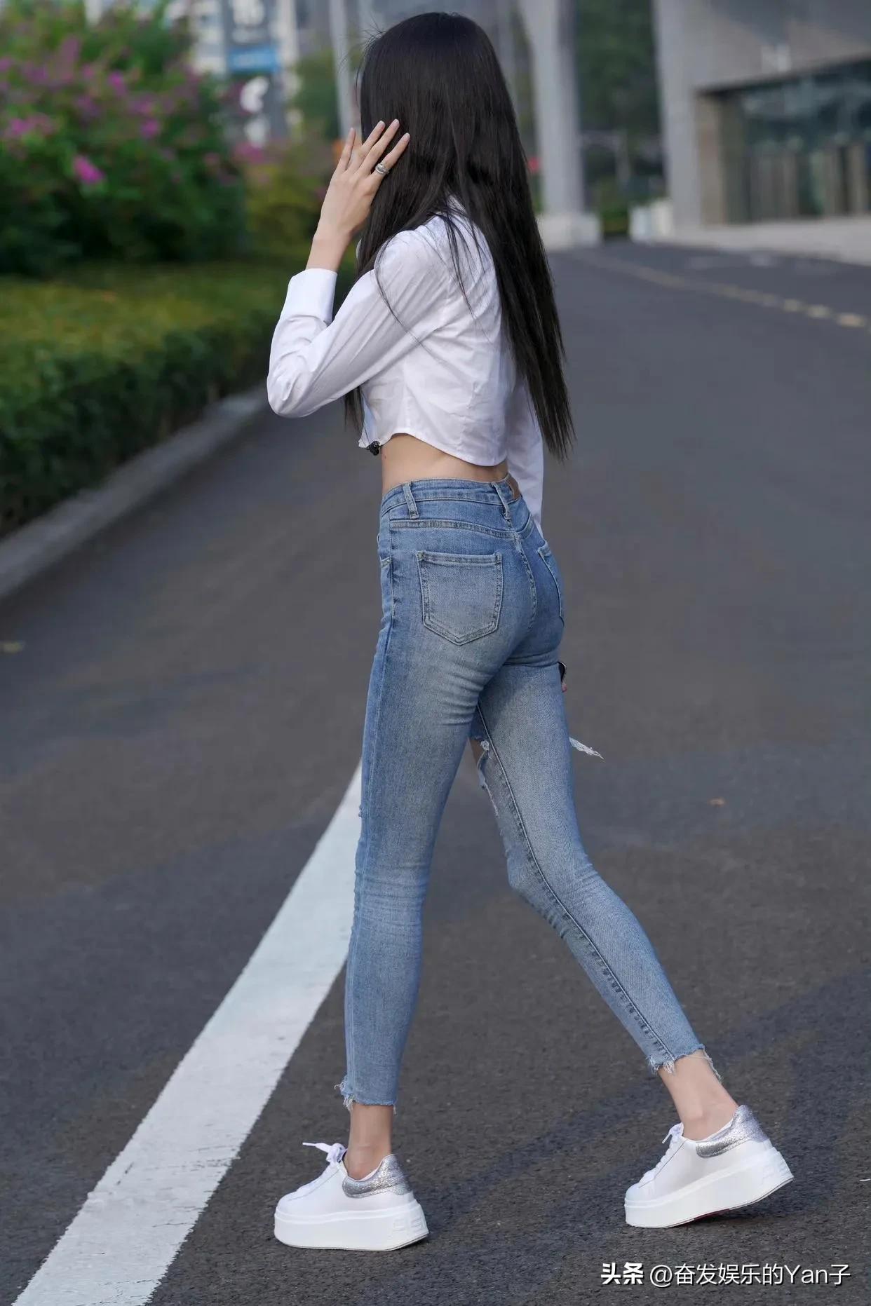 Street photo: white shirt and skinny jeans showing a small waist and ...