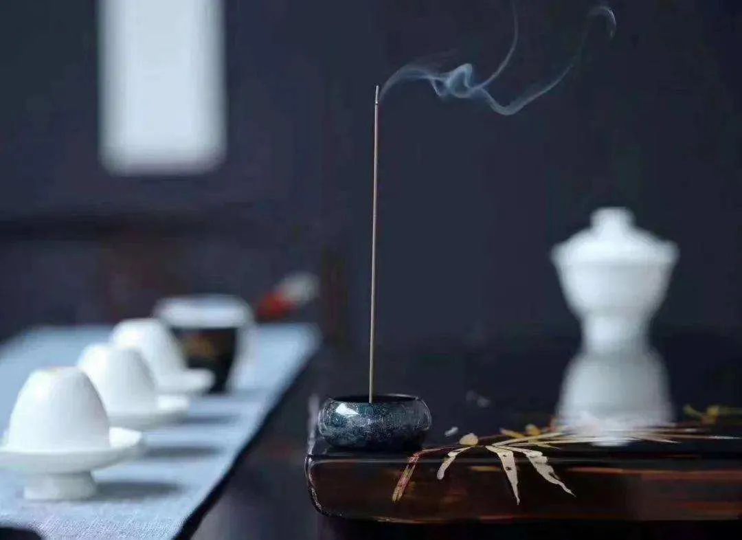 The stone mirror on the lotus platform encourages spring, and the ...