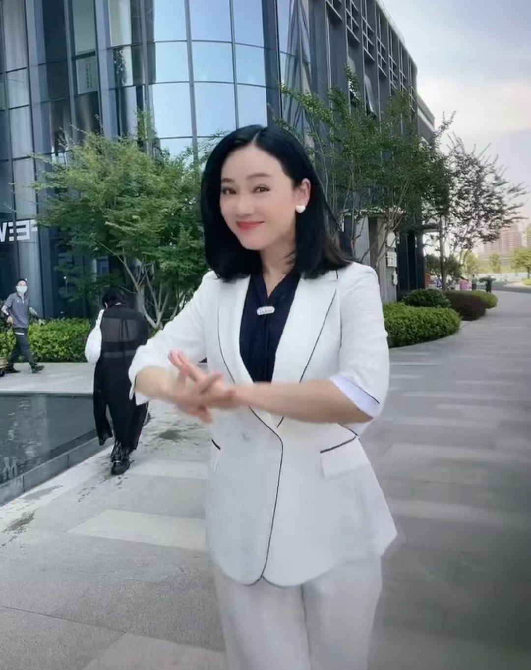 The well-known host Zhou Qun danced on the streets, and his exaggerated ...