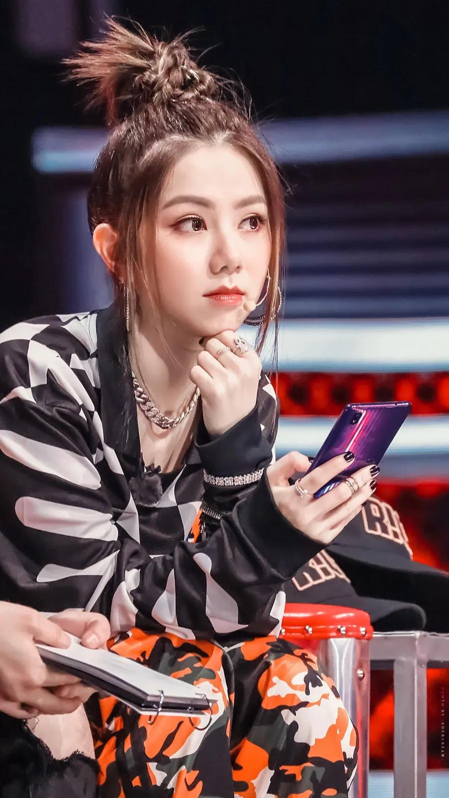 Deng Ziqi singer beauty vertical screen mobile wallpaper - iNEWS