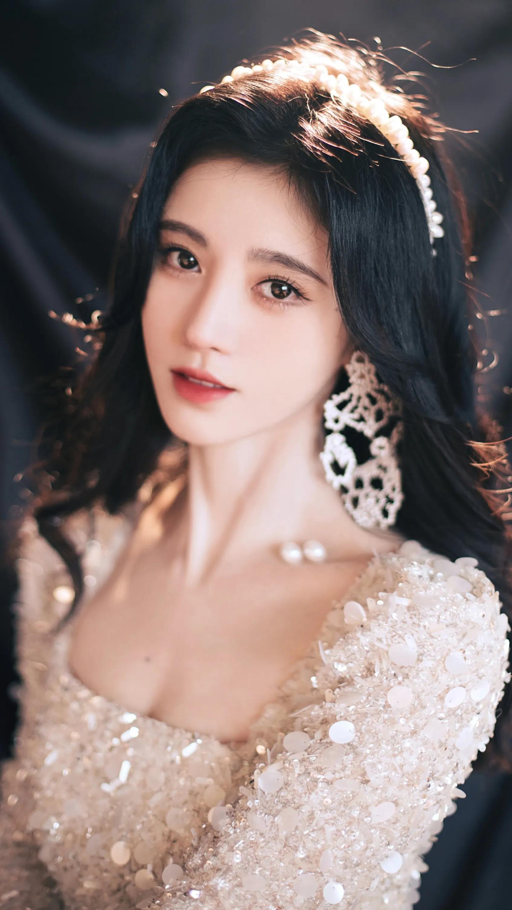 Ju Jingyi has long legs and a super spicy body - iNEWS