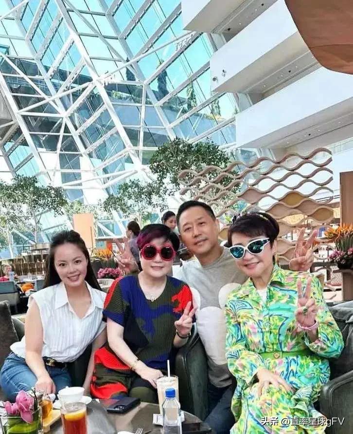 Tang Hede and Chen Shufen are on vacation in Singapore, Deborah and his ...