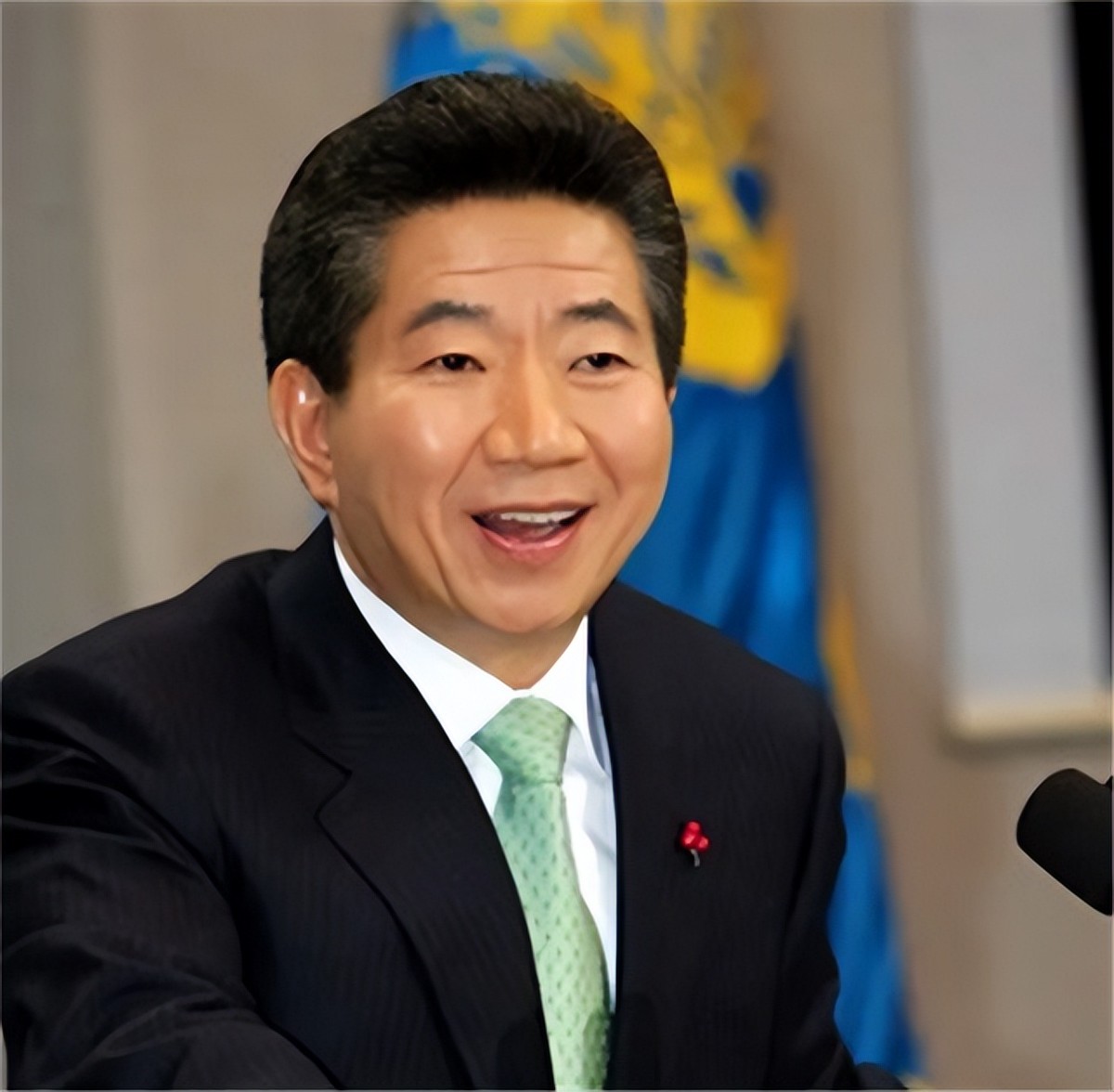 After South Korean President Roh Moo-hyun jumped off a cliff to his ...