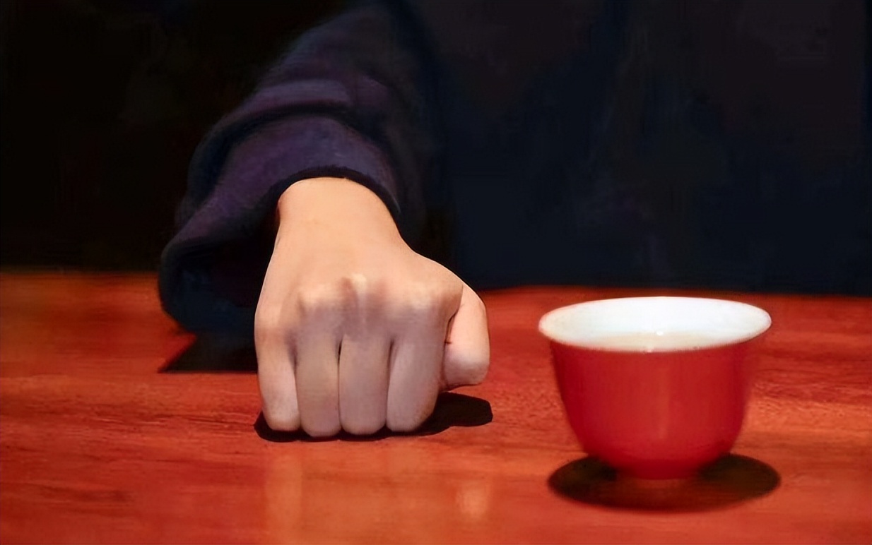 What is the meaning of the etiquette of "knocking on the table" when ...