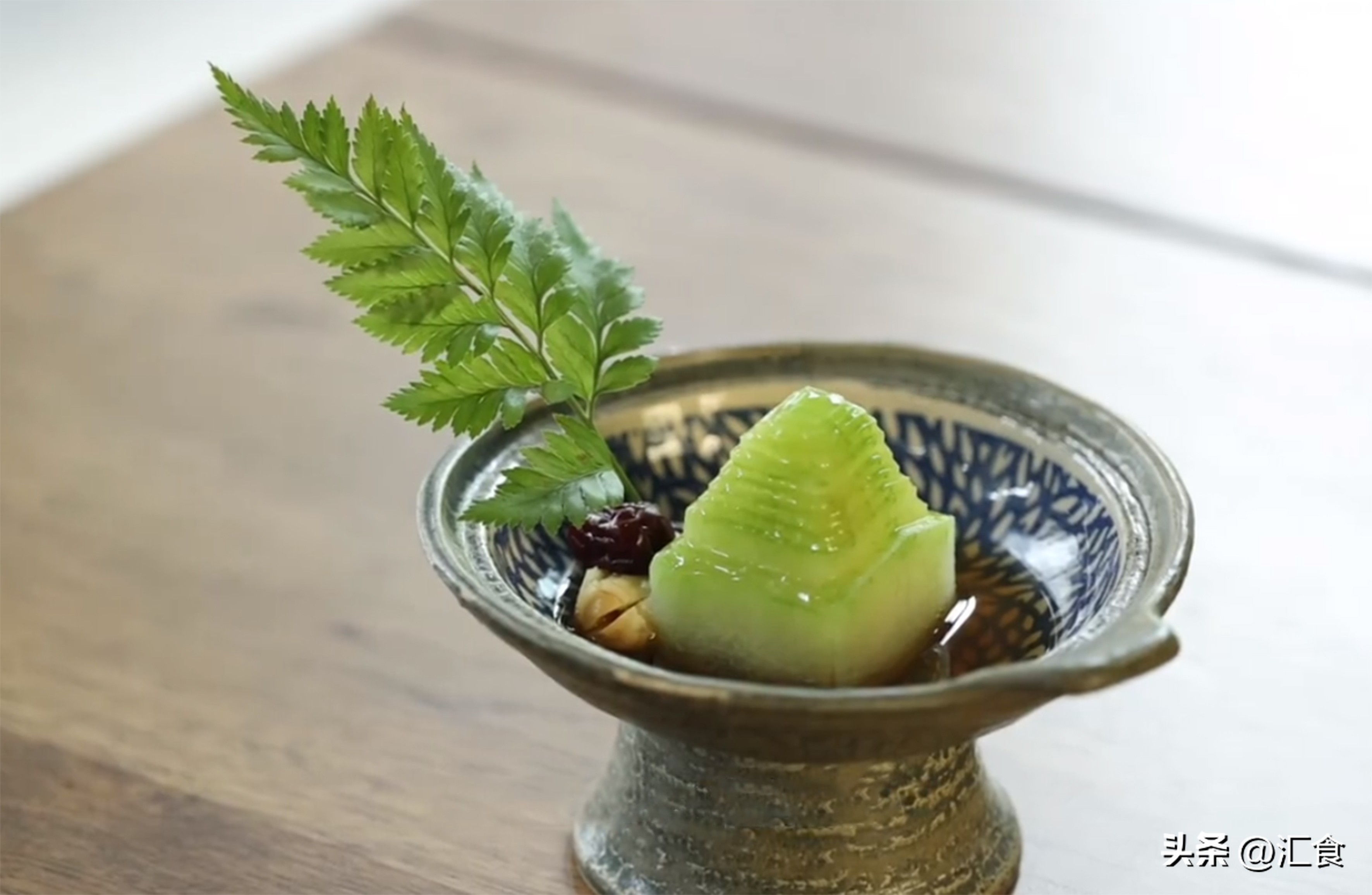 Fish snails with green peppers, cod with lily, glazed pita - iNEWS