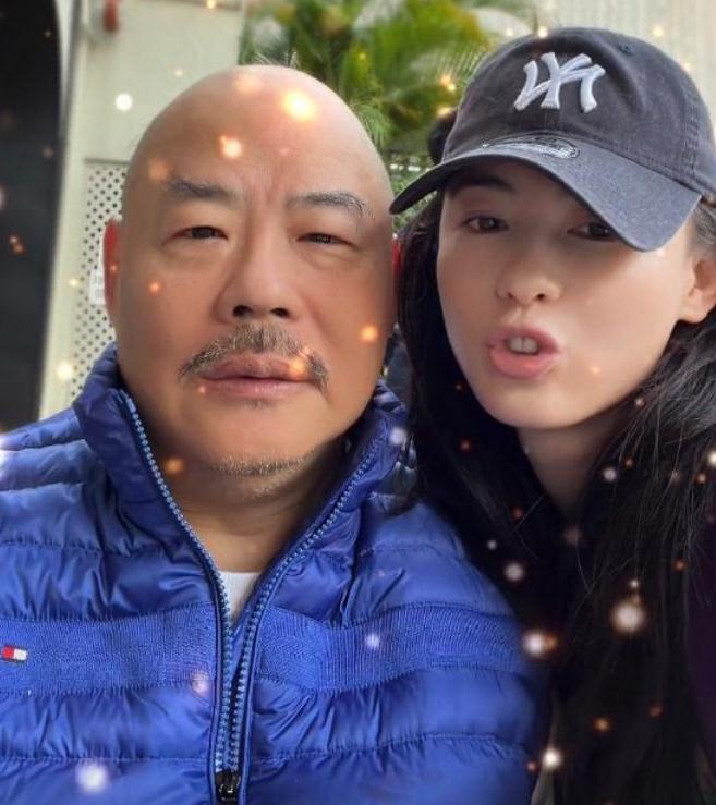 Cecilia Cheung accompanies his father Zhang Renyong to celebrate the ...