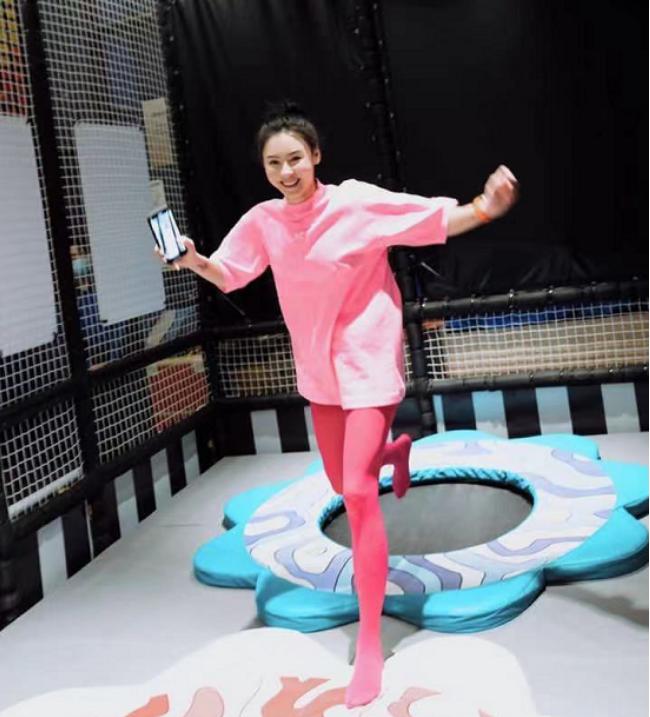 Cecilia Cheung broke the age limit, pink stockings with pink short ...