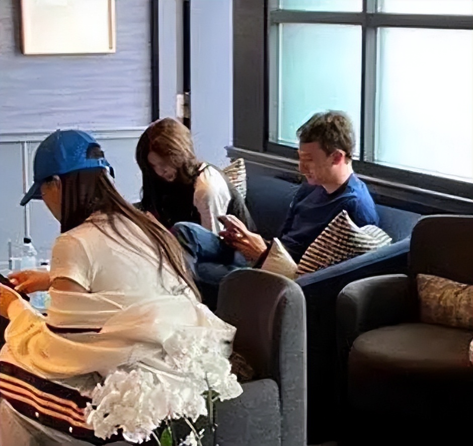 The real hammer of love is here! Lisa was photographed traveling with ...