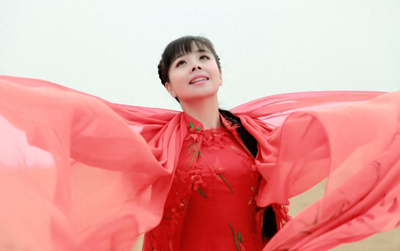 Famous singer Wang Erni: She earns one million a year but is married to ...