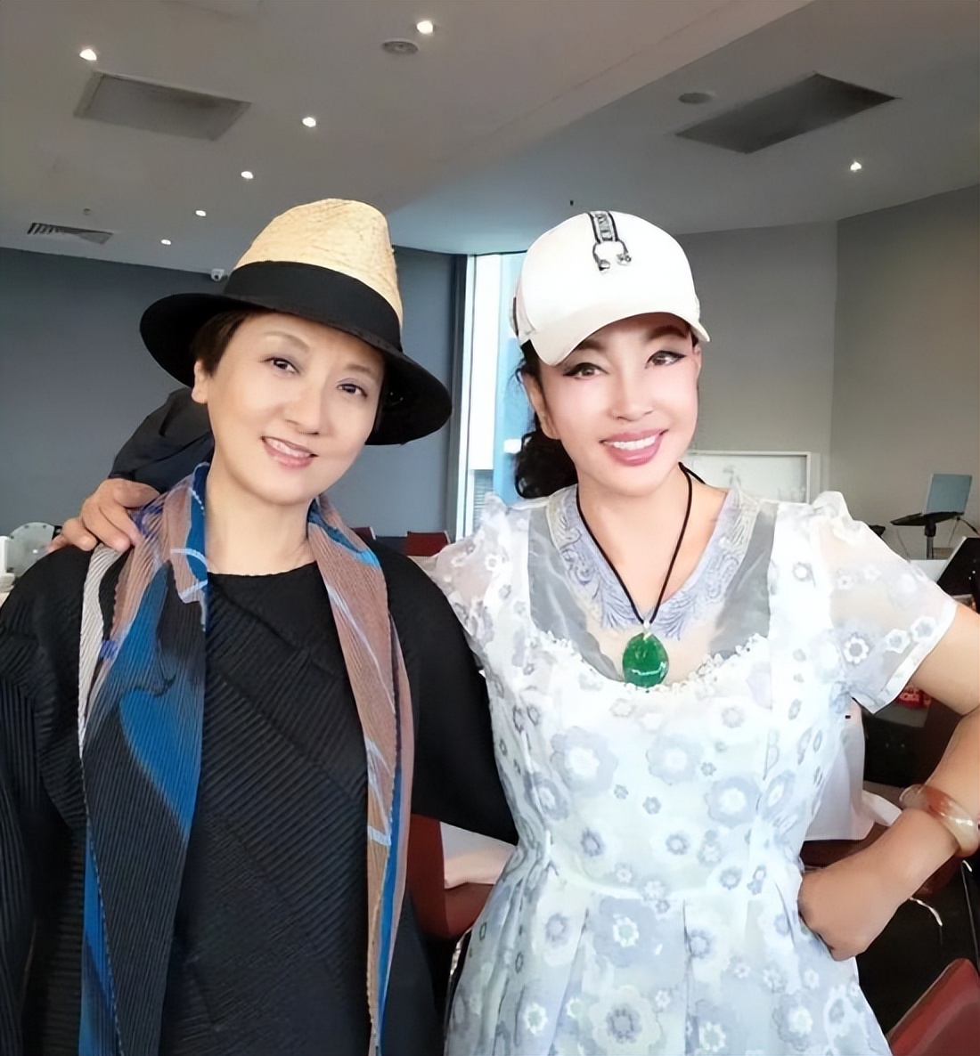 Deng Jie looks so beautiful when she grows old naturally!The no-makeup ...