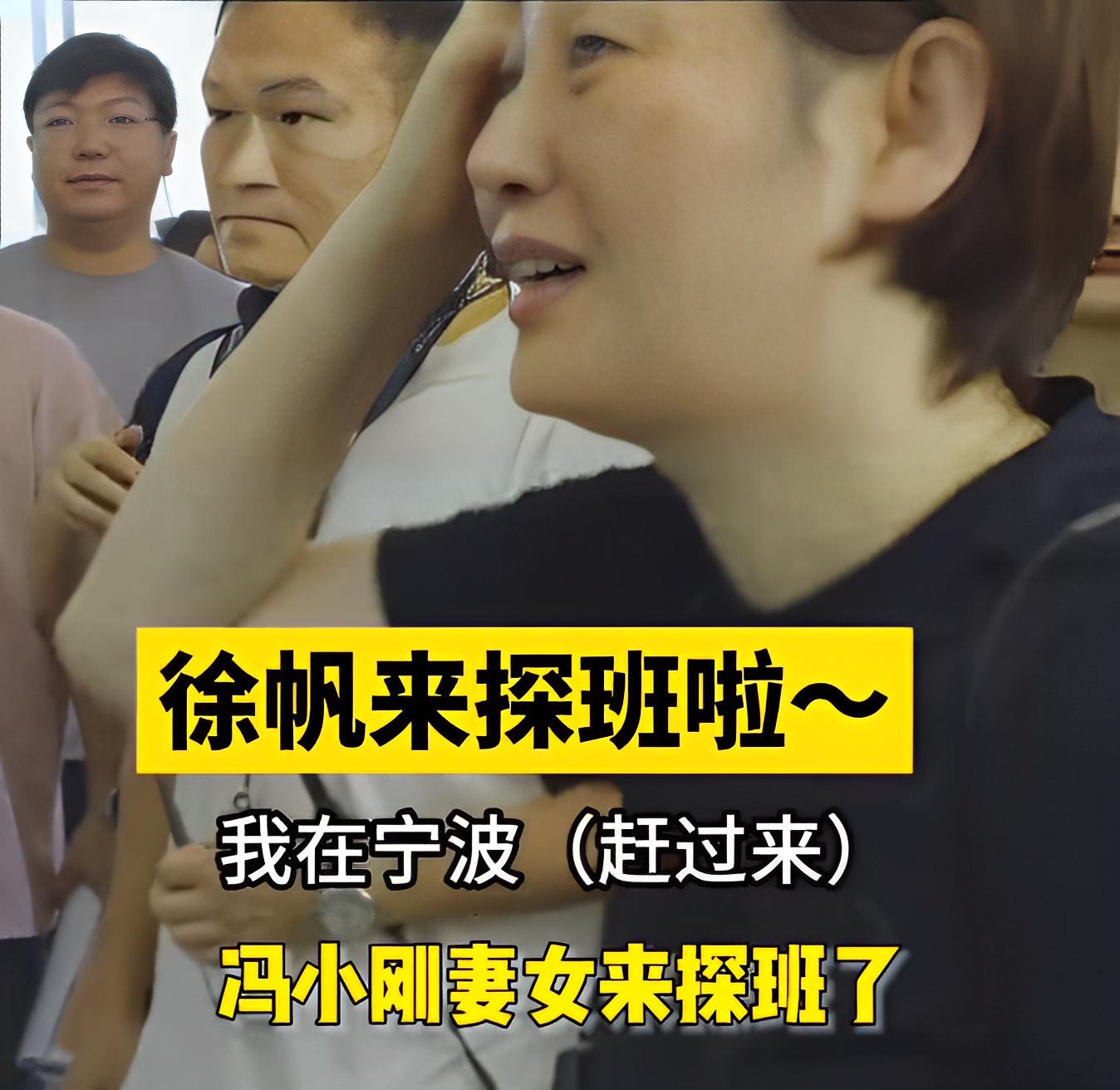 Xu Fan took his adopted daughter to visit the class, Feng Xiaogang ignored and continued to work ...