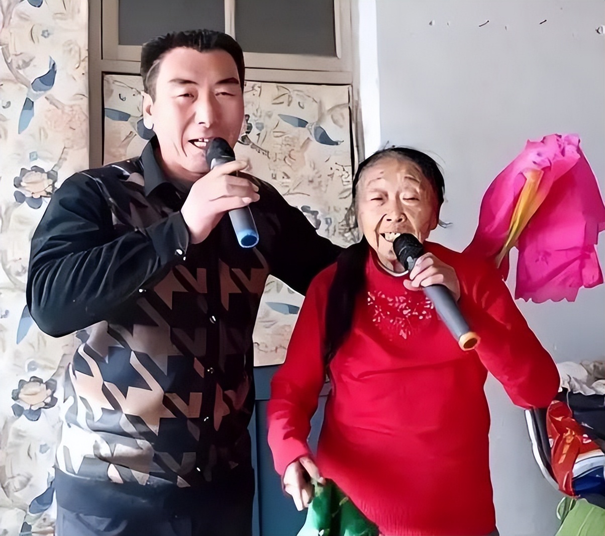 Li Yucheng combed the hair of 85-year-old Ma Yuqin, the female side ...